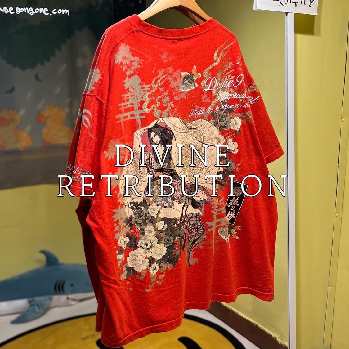 DIVINE RETRIBUTION 일본 프린팅 반팔티 | 후루츠패밀리