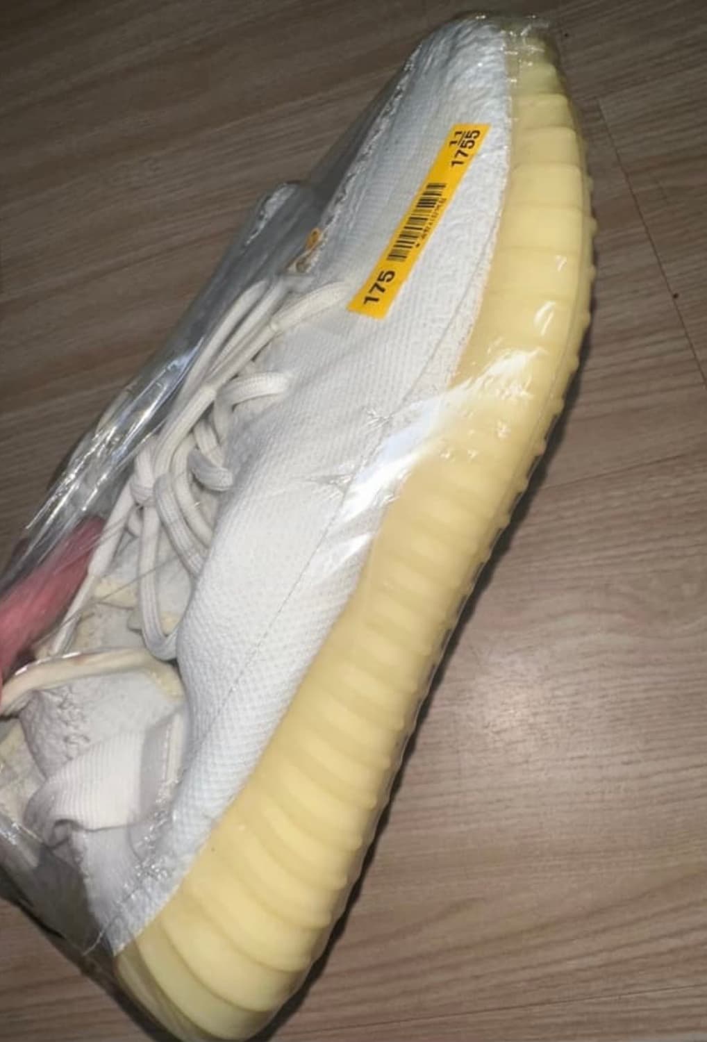 Yeezy sneakers | 후루츠패밀리