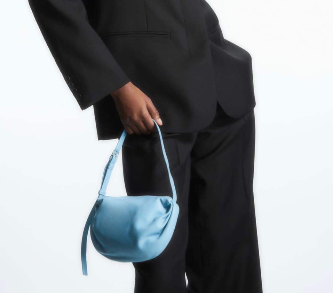 코스 러플 가죽 숄더백 (스카이블루) 잉화 착용 | 후루츠패밀리