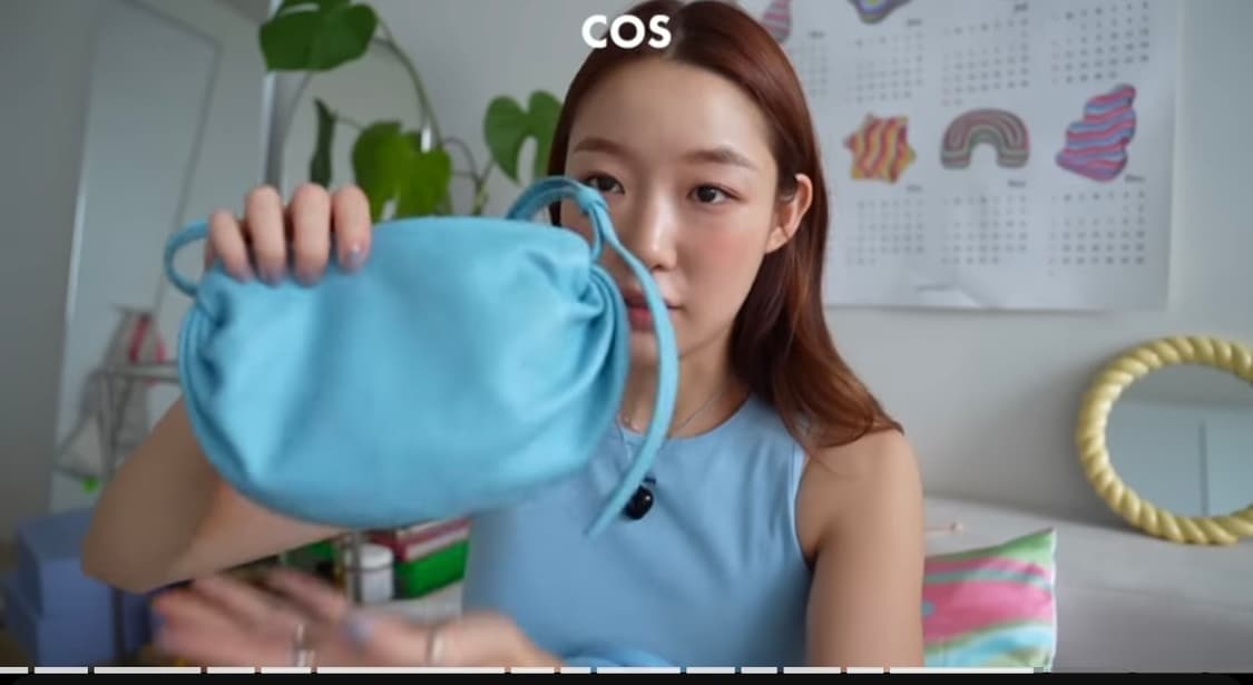 코스 러플 가죽 숄더백 (스카이블루) 잉화 착용 | 후루츠패밀리