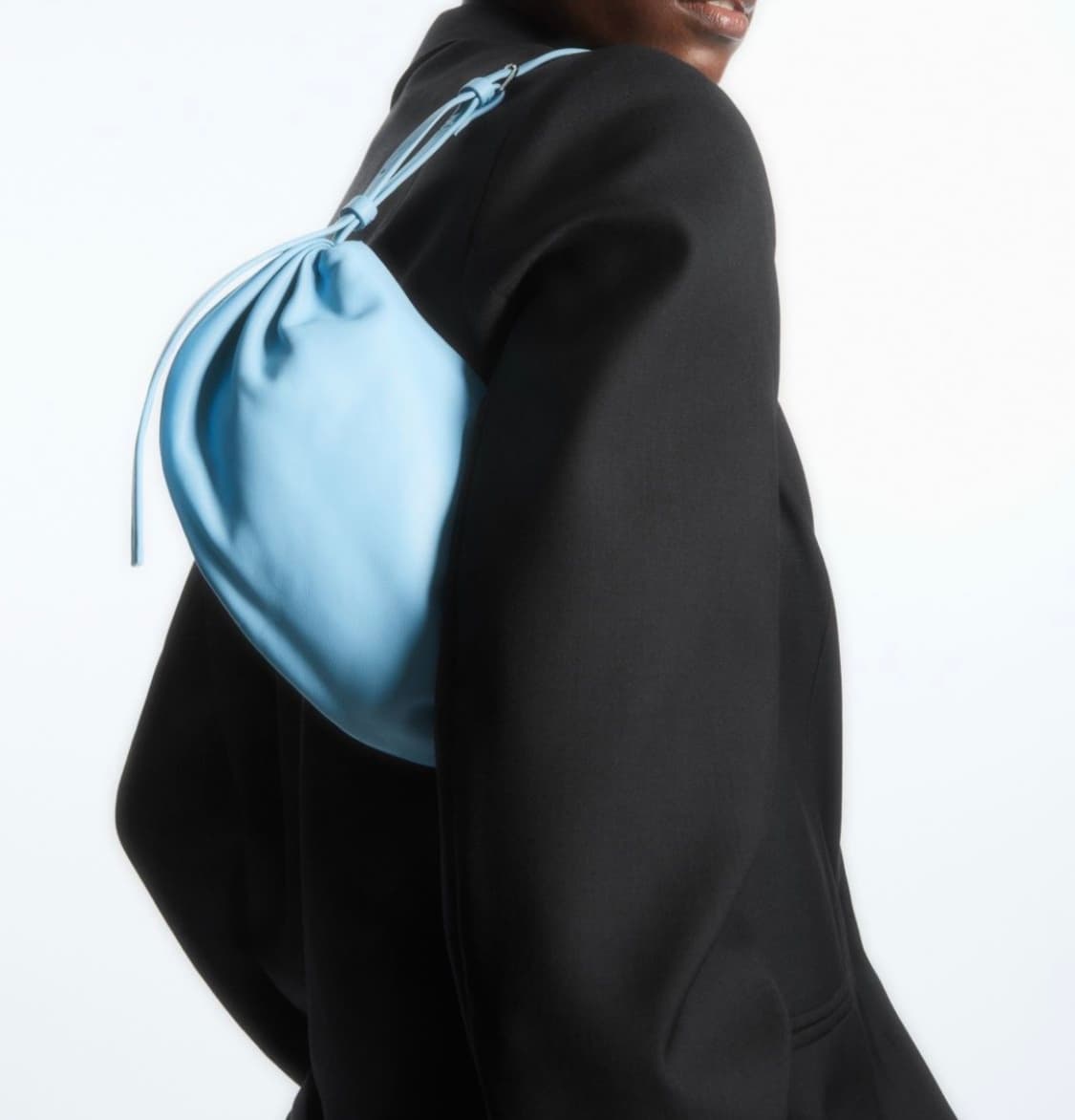 코스 러플 가죽 숄더백 (스카이블루) 잉화 착용 | 후루츠패밀리