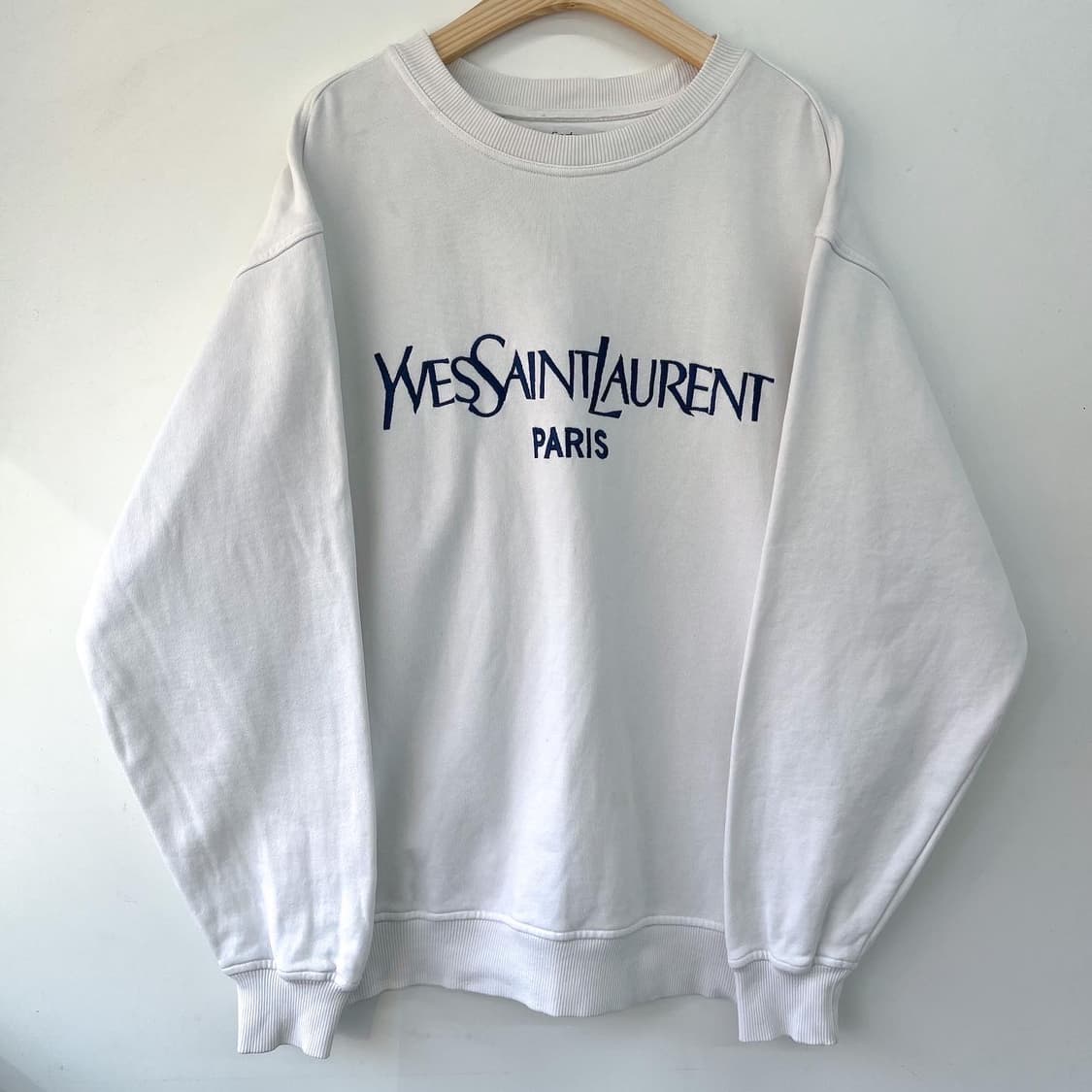 이브 생 로랑 90‘s 스펠아웃 화이트 크루넥 스웻셔츠 | 후루츠패밀리