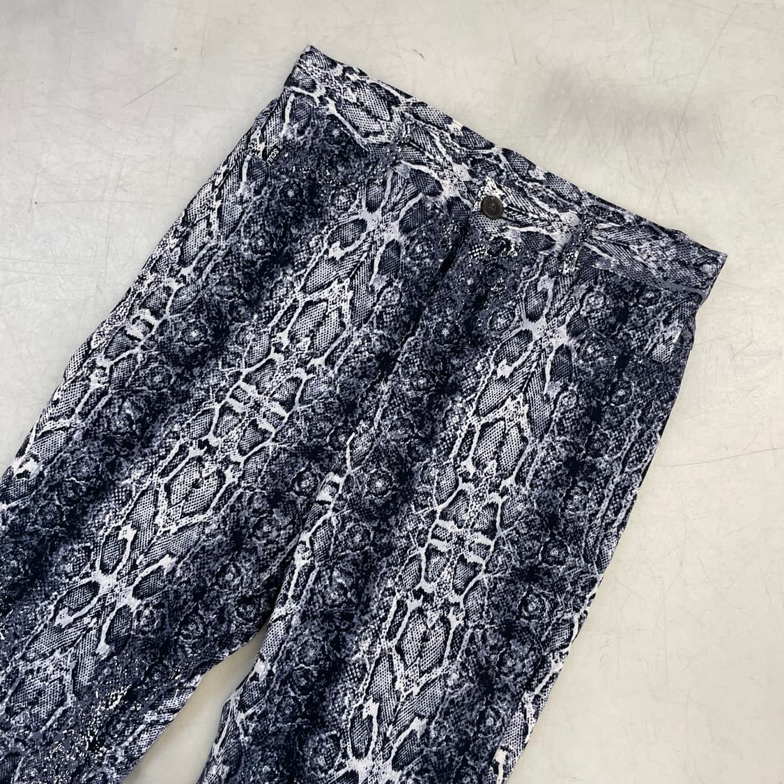 sculptor python pants | 후루츠패밀리