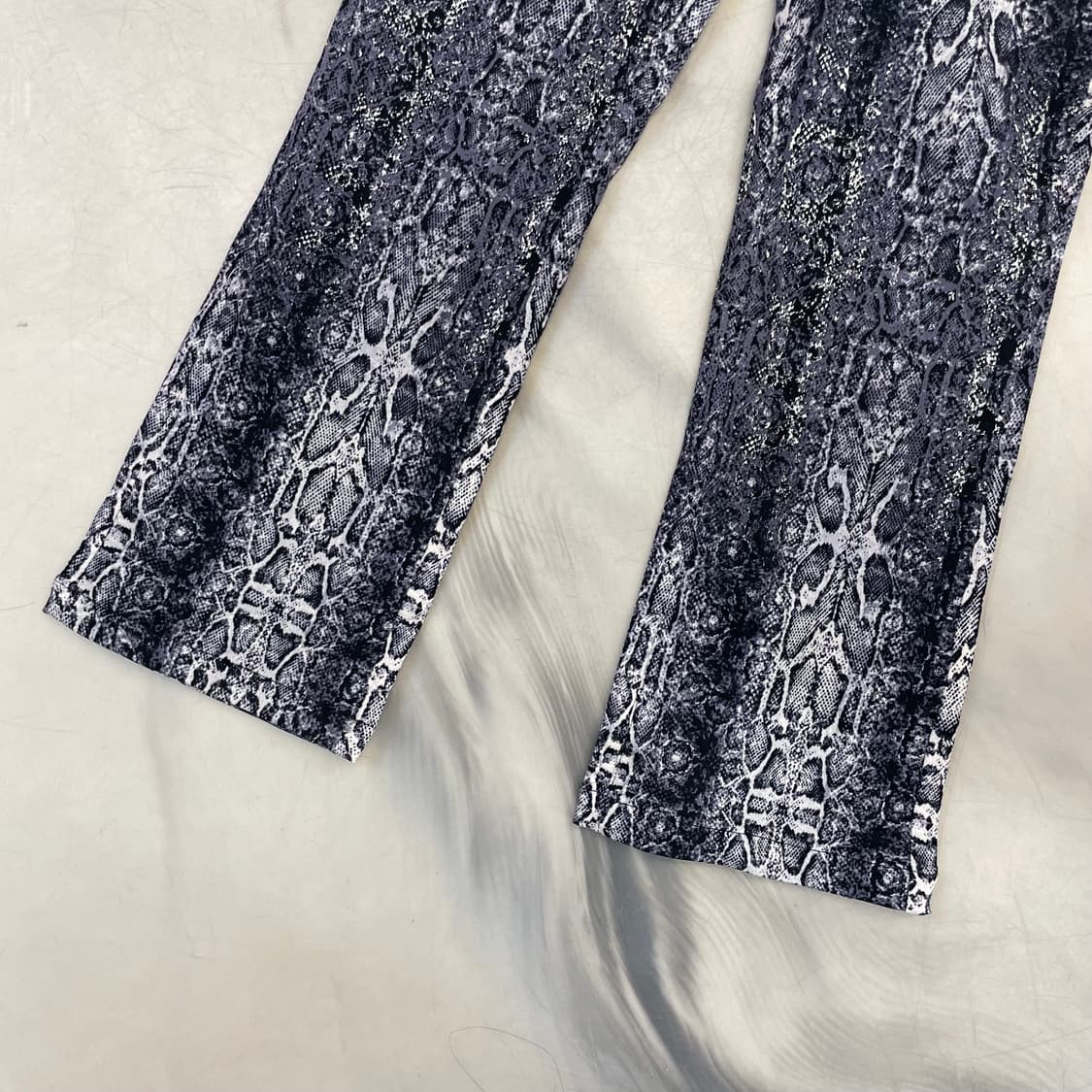 sculptor python pants | 후루츠패밀리