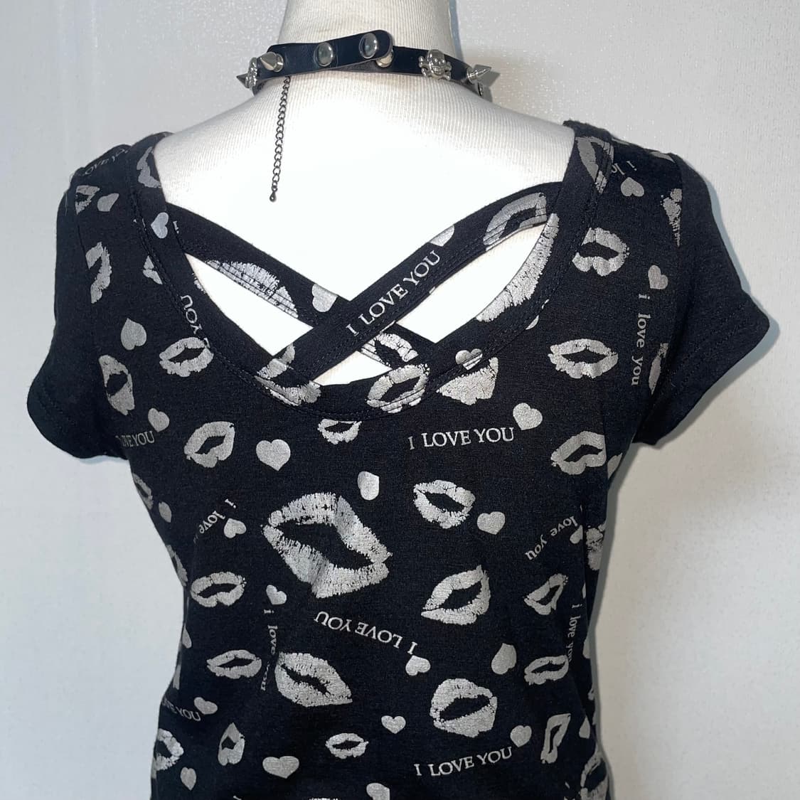 Lip Back Cross Half T-shirt | 후루츠패밀리